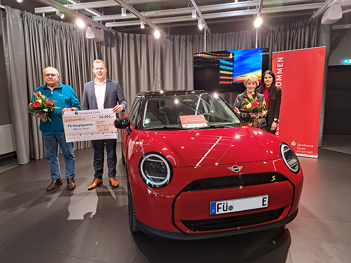 Sparkasse Fürth übergibt MINI Cooper SE sowie 10.005 Euro